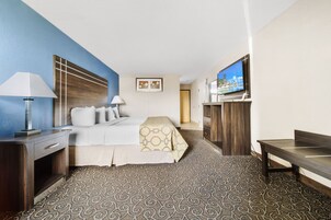 Camas com colchões pillow-top, escrivaninha, cortinas blackout