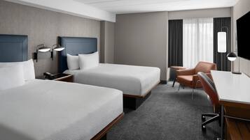 Roupa hipoalergénica, cofre no quarto, secretária