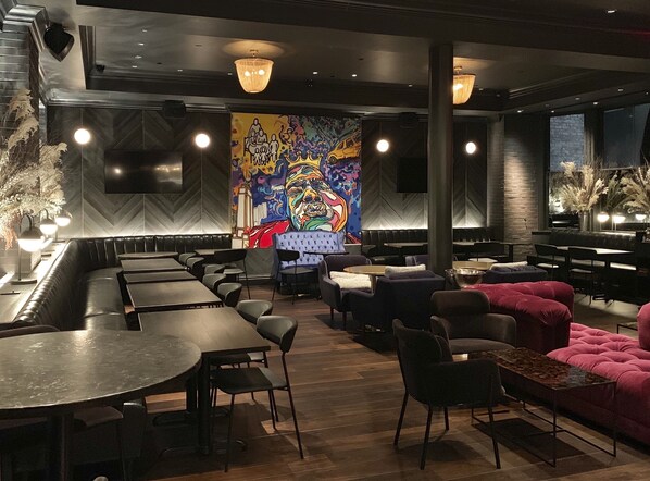 2 bares/lounges, bar na cobertura, bar de coquetéis