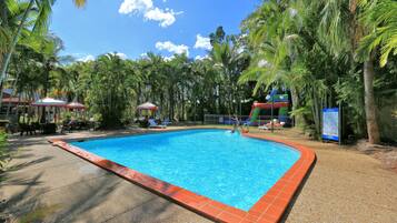 2 piscinas exteriores, guarda-sóis, espreguiçadeiras