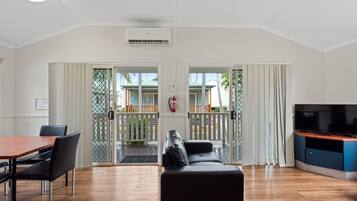 Cabana de Madeira Deluxe, 2 quartos | Sala de estar | Televisor de ecrã plano de 32 polegadas com canais por cabo, televisor