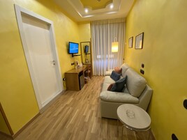 Frigobar, cofres nos quartos, escrivaninha