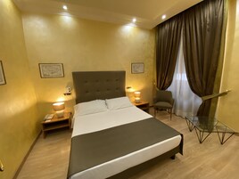 Frigobar, cofres nos quartos, escrivaninha