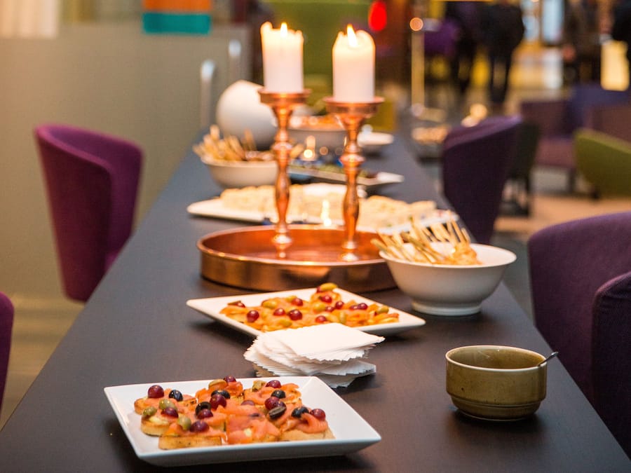 Pequenos-almoços, almoços, jantares servidos, cozinha internacional