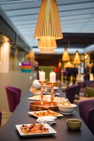 Café da manhã, almoço e jantar; culinária internacional 