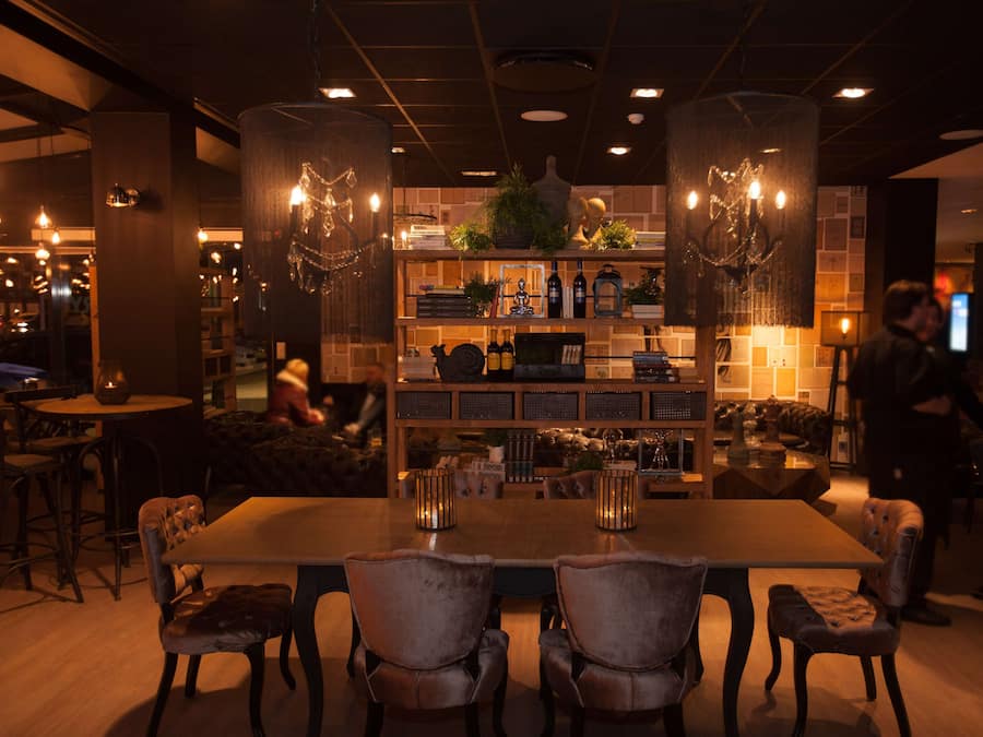 Pequenos-almoços, almoços, jantares servidos, cozinha internacional