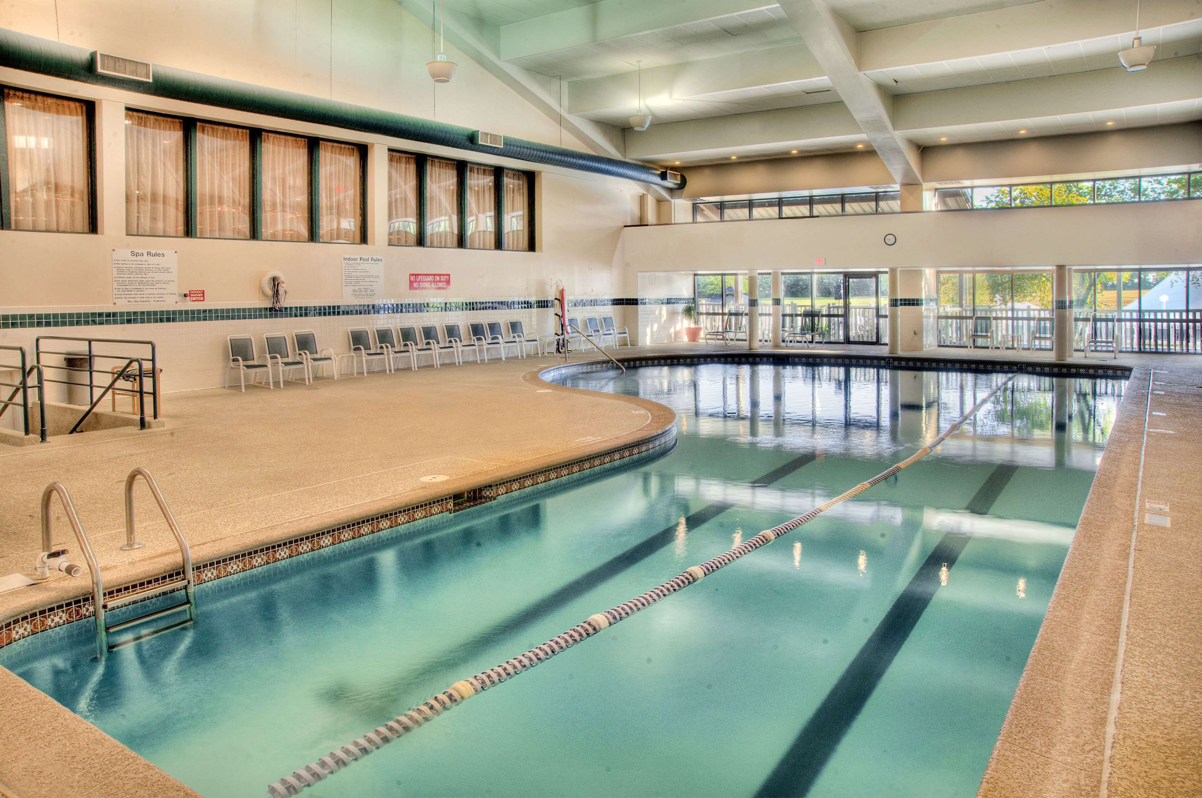 Piscina interna, piscina externa sazonal, guarda-sóis, espreguiçadeiras