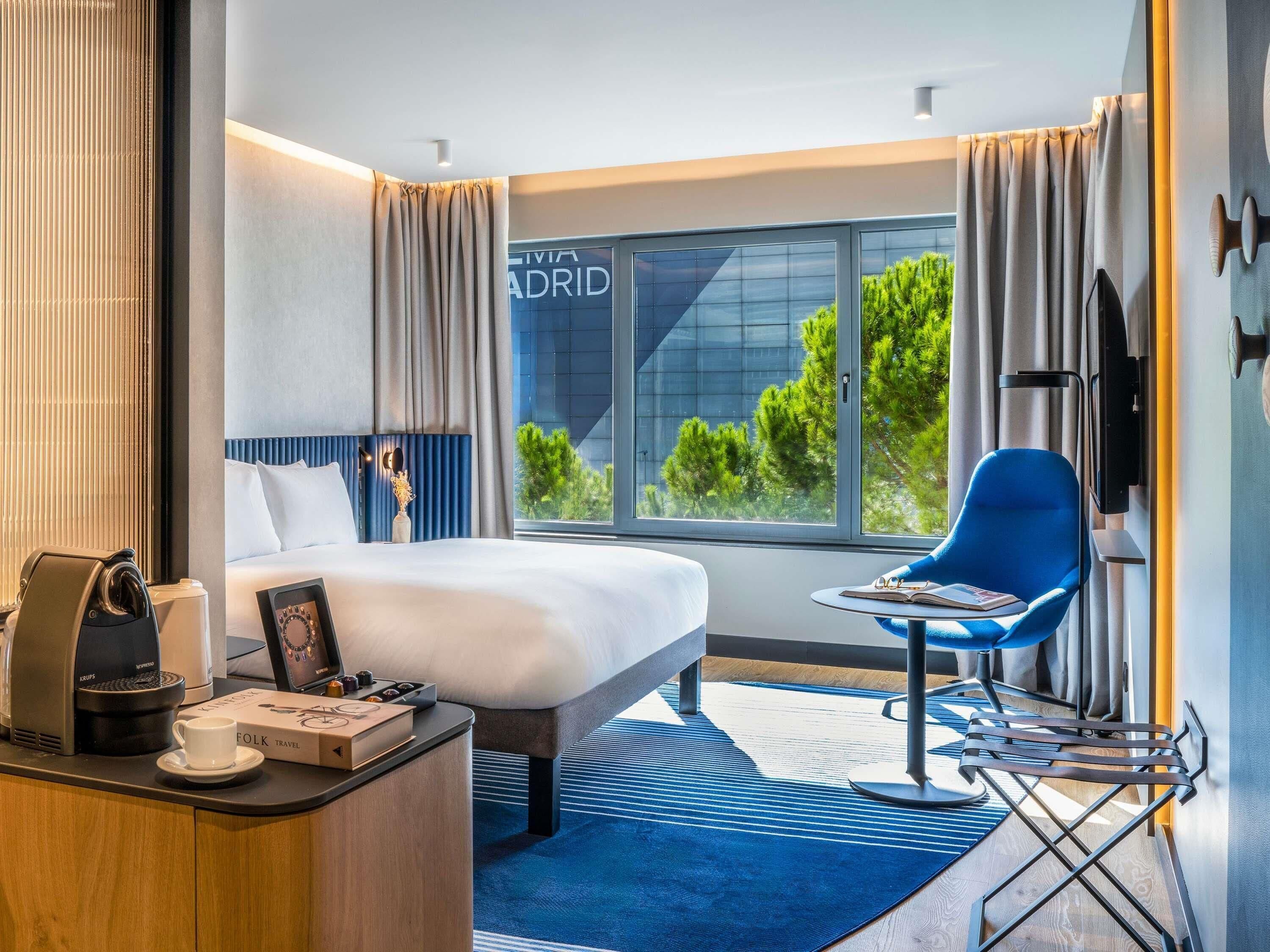 Quarto executivo, 1 cama Queen (Deluxe Building) | Roupas de cama premium, cofres nos quartos, escrivaninha