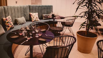 Almoços e jantares servidos, incluindo cozinha mediterrânica