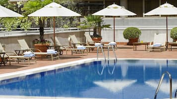 Piscina exterior sazonal, da(s) 12:00 à(s) 21:00, guarda-sóis