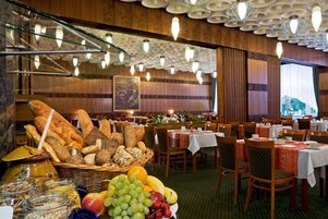 Café da manhã com buffet todos os dias mediante uma taxa