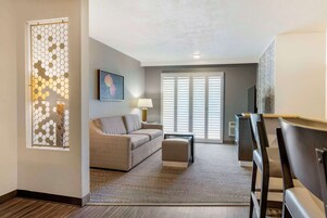 Roupas de cama antialérgicas, cofres nos quartos, escrivaninha