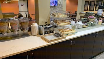 Café da manhã com buffet grátis todos os dias