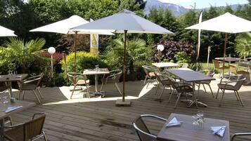 Pequenos-almoços, almoços, jantares servidos, cozinha francesa