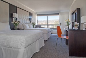 Escrivaninha, cortinas blackout, ferros/tábuas de passar roupa