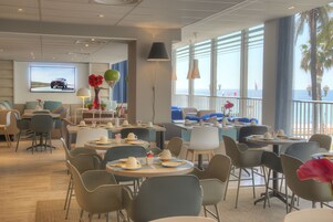 Café da manhã com buffet todos os dias (EUR 20 por pessoa) 