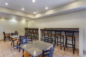 Café da manhã para viagem grátis todos os dias