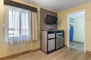 Quarto, 2 camas Queen | Roupas de cama premium, escrivaninha, espaço de trabalho para notebook