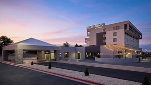 Um hotel com design moderno, exibindo uma placa bem visível para 'Four Points by Sheraton'.