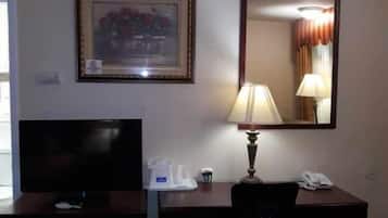 Quarto Standard, 2 camas queen-size, não fumadores | Televisão