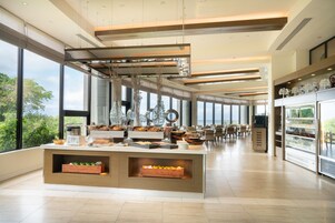 2 bares/lounges, um bar junto à piscina, um bar de praia 