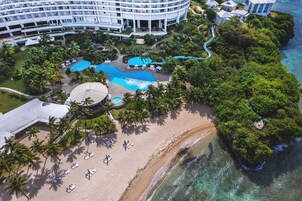 3 piscinas exteriores, guarda-sóis, espreguiçadeiras 