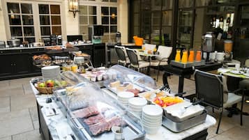 Pequeno-almoço tipo buffet diário (22 EUR por pessoa)