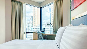 Quarto | Cofres nos quartos, escrivaninha, cortinas blackout