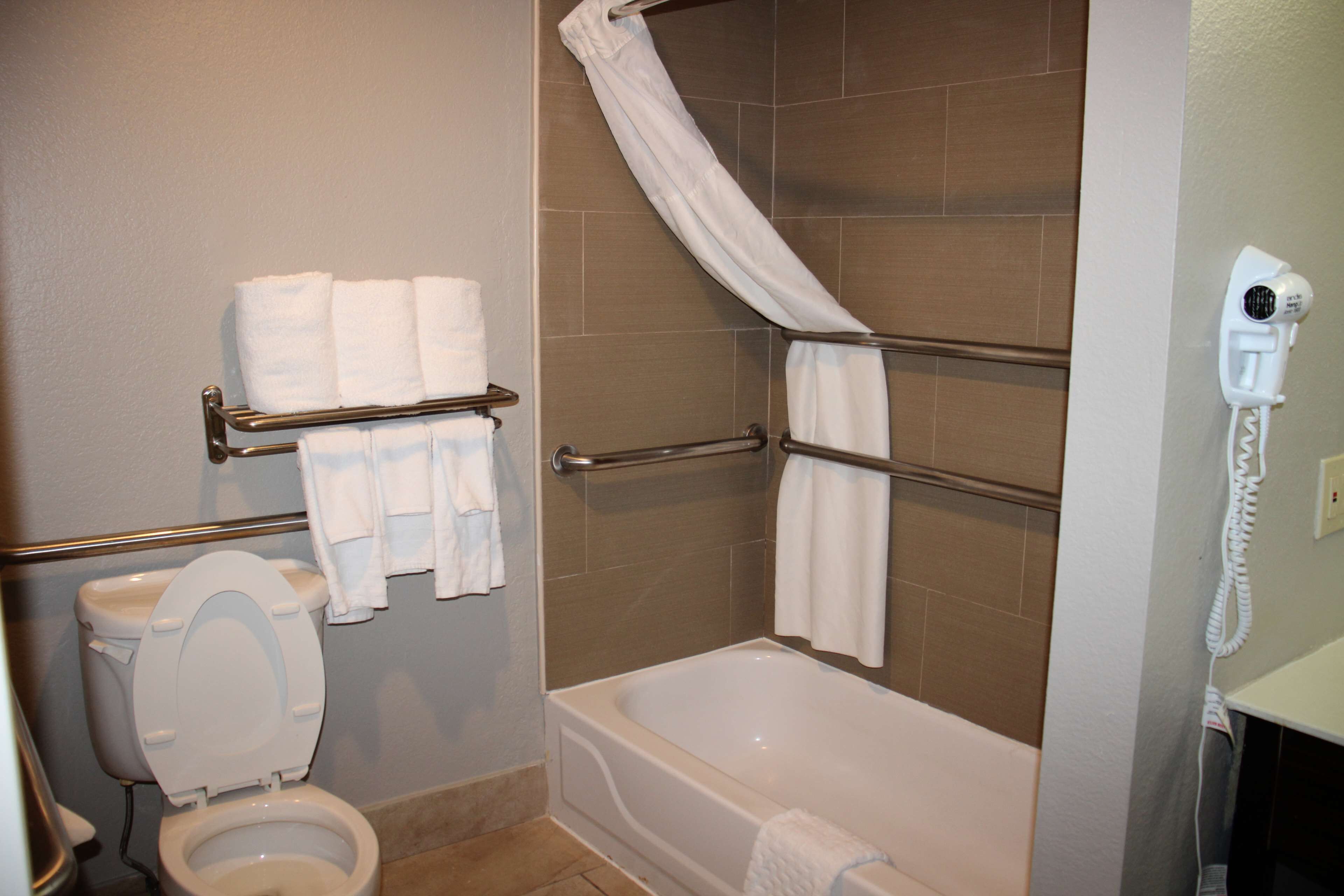 Quarto Standard, 1 cama king-size, acessível, frigorífico e micro-ondas | Casa de banho | Uma combinação polibã/banheira, artigos de higiene ecológicos 