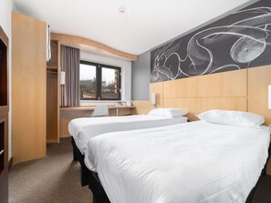 Quarto Standard, 2 camas individuais, vista para o porto | Cofre no quarto, secretária, ferro/tábua de engomar 