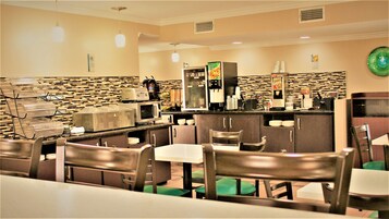 Café da manhã com buffet grátis todos os dias