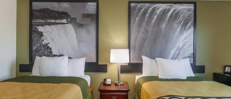 Quarto Duplo, 2 camas de casal | Com decoração personalizada, com mobília individualizada, secretária