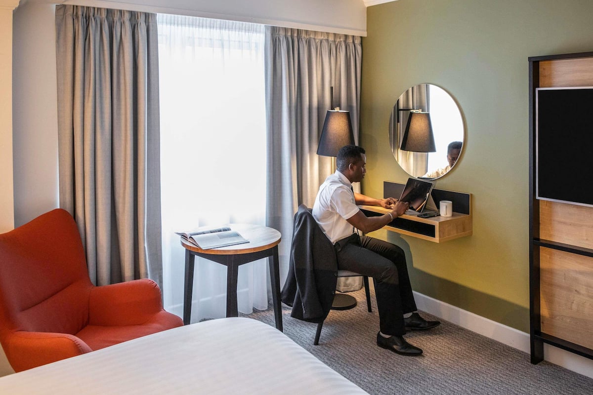 Roupa hipoalergénica, cofre com capacidade para portátil, secretária