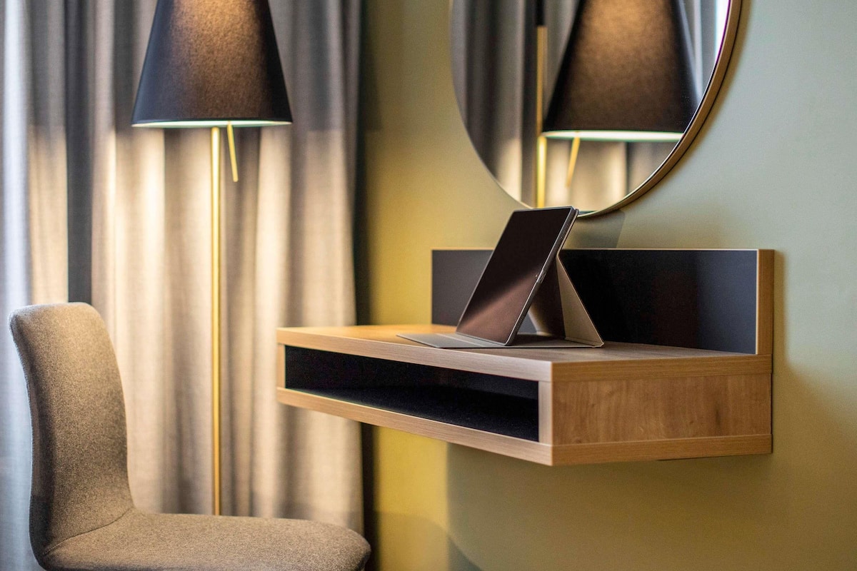 Roupa hipoalergénica, cofre com capacidade para portátil, secretária