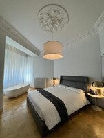 Quarto casal premium, em edifício anexo (King, No Pets- Adults Only) | Edredons de pluma, frigobar, cofres nos quartos