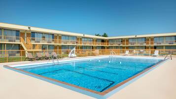 Piscina exterior, da(s) 08:00 à(s) 20:00, guarda-sóis, espreguiçadeiras