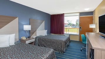 Quarto, 2 camas de casal, não fumadores | Cofre no quarto, secretária