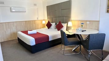 Quarto Executivo, 1 cama king-size | 1 quarto, secretária, ferro/tábua de engomar, Wi-fi grátis