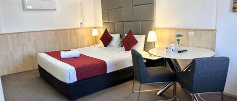 Quarto Executivo, 1 cama king-size | 1 quarto, secretária, ferro/tábua de engomar, Wi-fi grátis