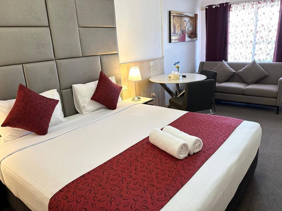 Quarto Executivo, 1 cama king-size | Secretária, ferro/tábua de engomar, Wi-fi grátis