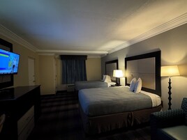 2 Queen Beds | Roupa de alta qualidade, secretária
