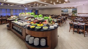Uma área de buffet com diversos alimentos e um balcão.