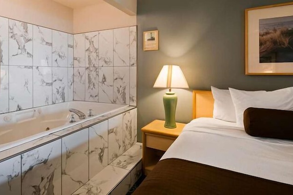 Quarto, 1 cama King, para não fumantes, banheira de hidromassagem | Banheira de hidromassagem particular
