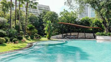 Piscina exterior, da(s) 6:00 à(s) 21:00, guarda-sóis, espreguiçadeiras