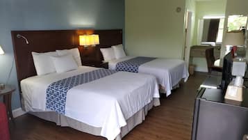 Standard Room, 2 Queen Beds, Non-Smoking | Secretária, ferro/tábua de engomar, Wi-fi grátis