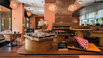 Café da manhã com buffet diário (EUR 16 por pessoa)