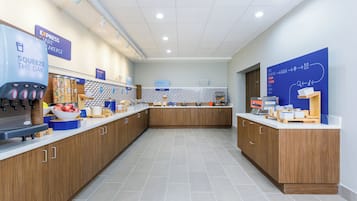 Uma sala de café da manhã moderna com estação de autoatendimento, seção de padaria e cardápio em lousa.