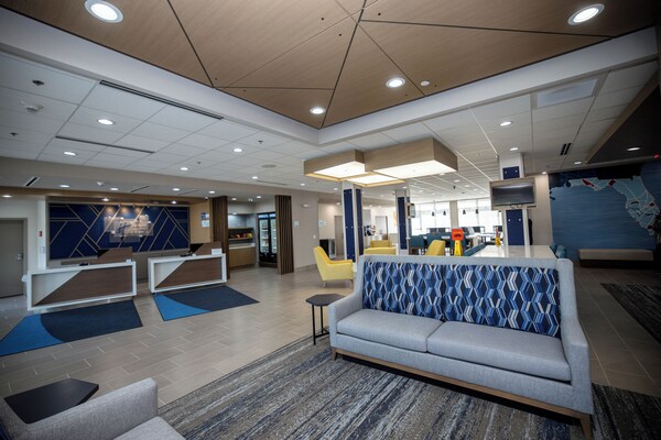 Holiday Inn Express & Suites Tampa Stadium – Airport Area By Ihg - Tampa, FL