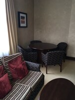 Suite, 1 cama de casal | Sala de estar | TV de ecrã plano