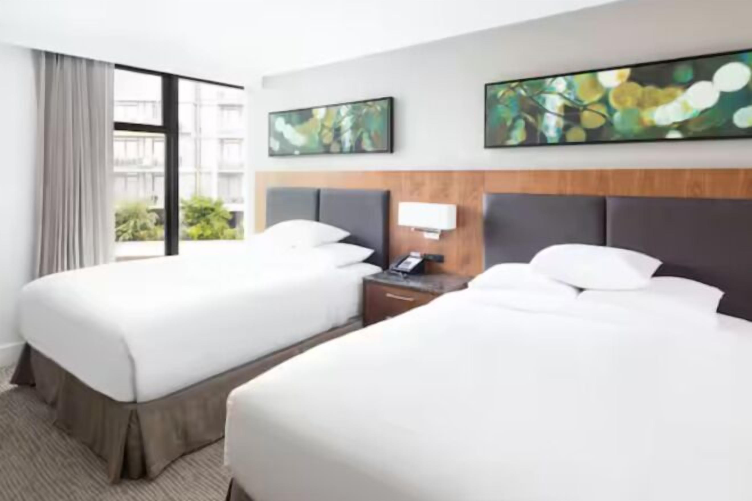 Roupa de alta qualidade, cofre no quarto, secretária 